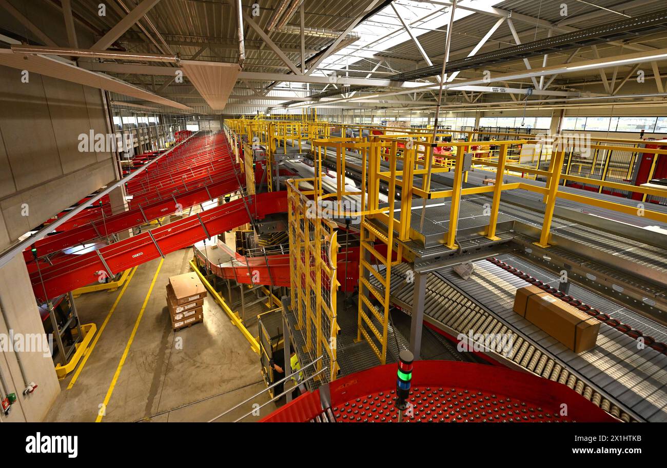 A behind-the-scenes view of the evening sorting and aircraft loading at ...
