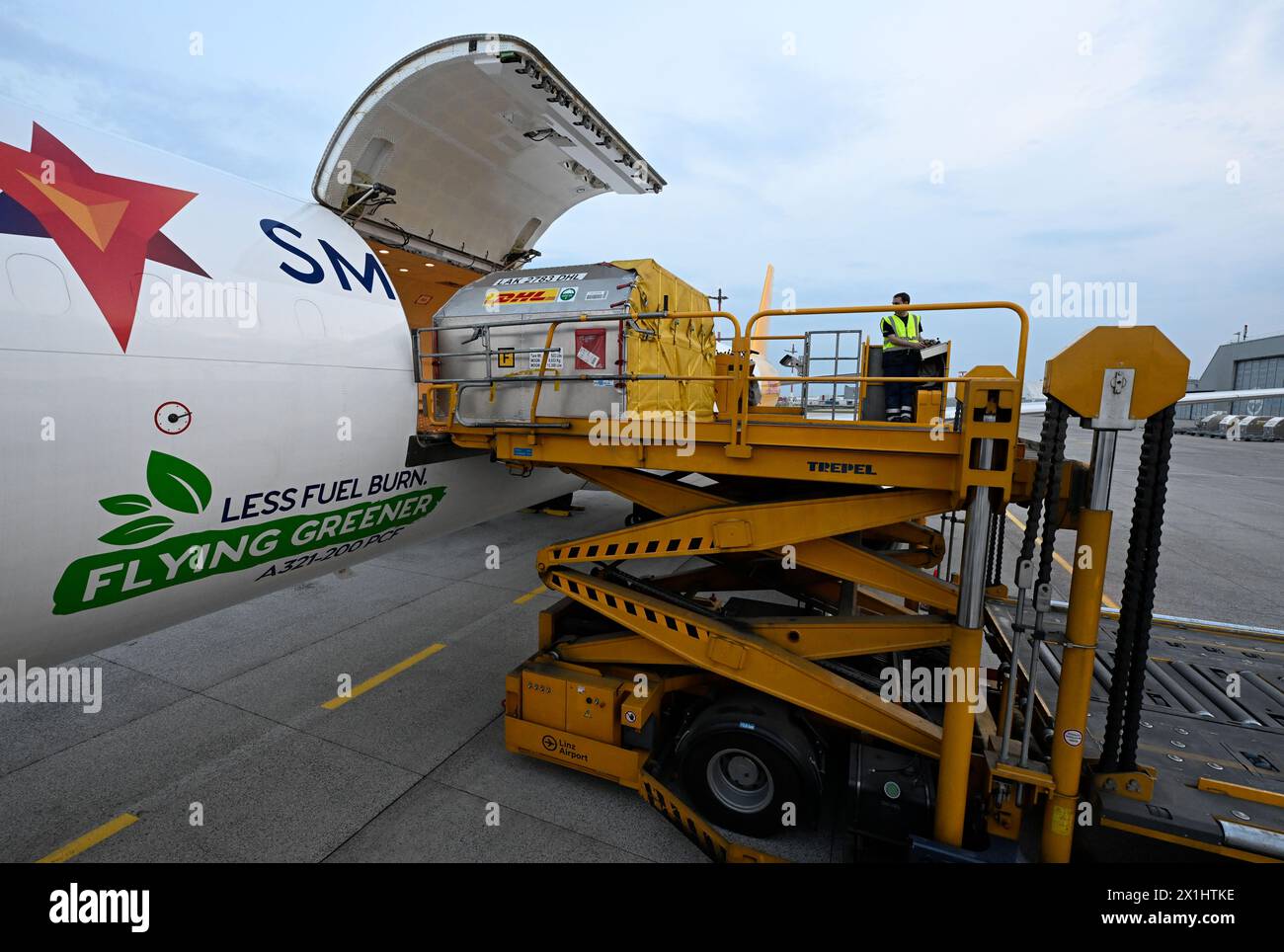A behind-the-scenes view of the evening sorting and aircraft loading at ...