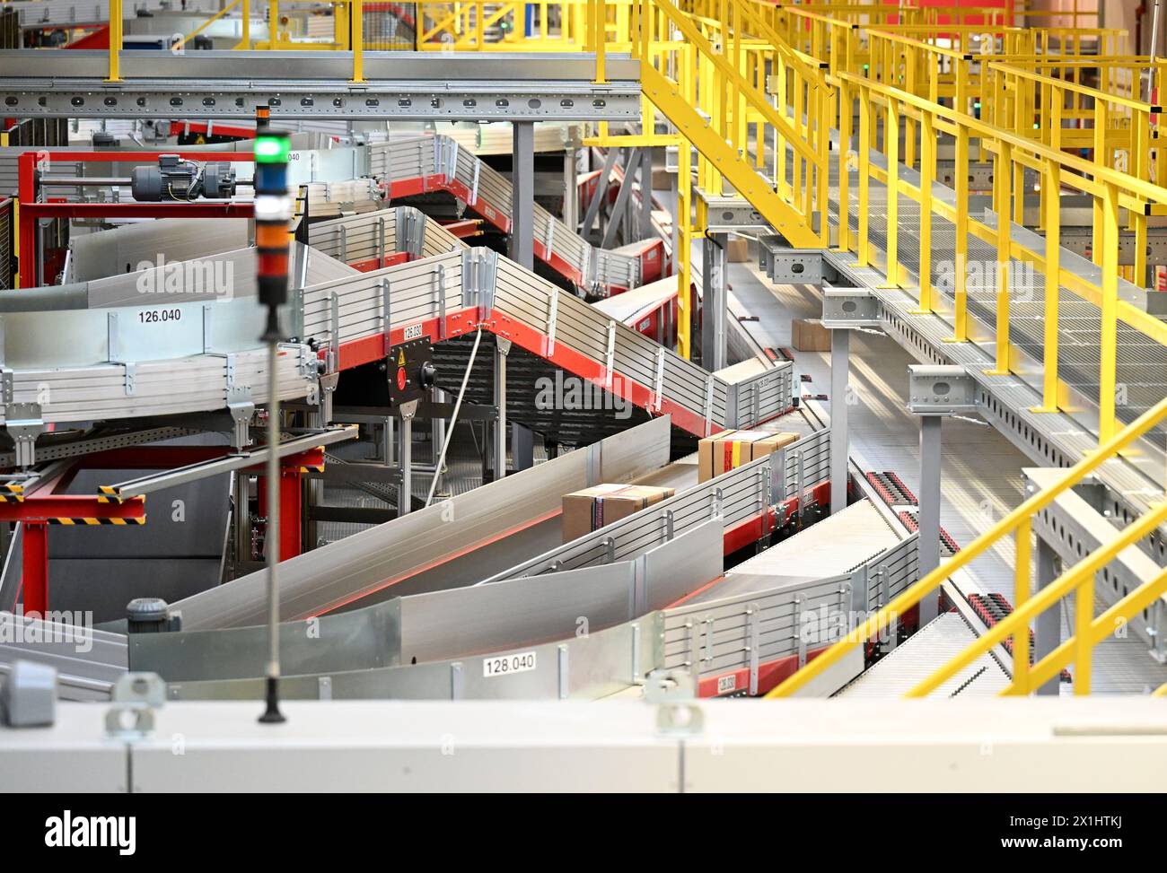 A behind-the-scenes view of the evening sorting and aircraft loading at ...