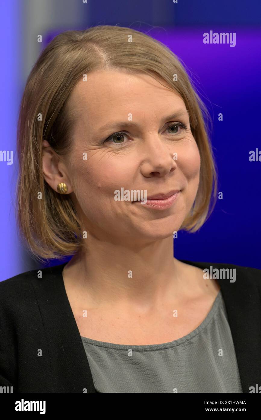 Helene Bubrowski (Table Media), guest at - maischberger, political talk ...