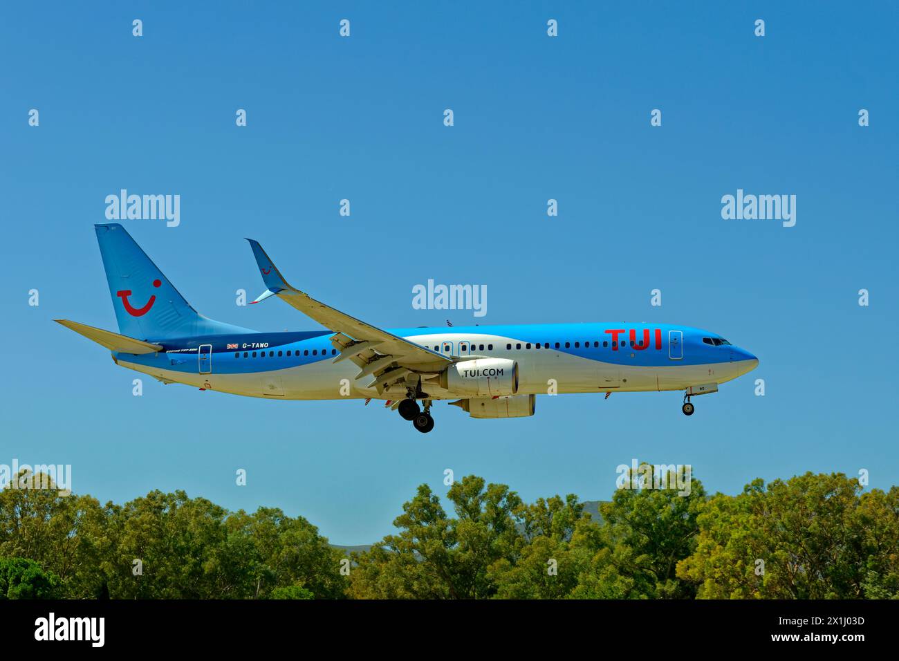 TUI Aircraft coming in to an airport landing Stock Photo - Alamy
