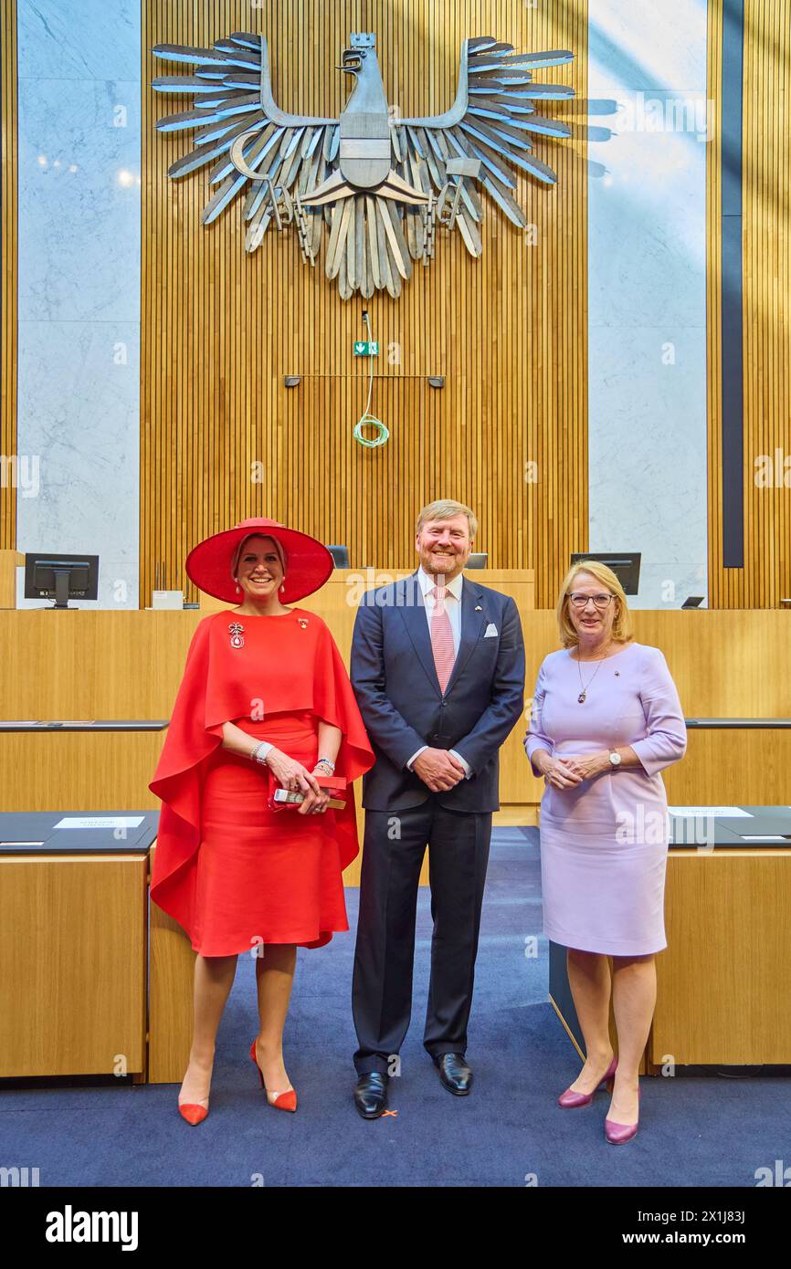 King Willem-Alexander (C), and Queen Maxima (L) of the Netherlands chat ...