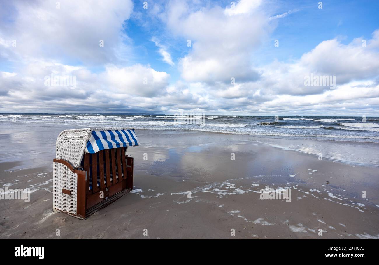Fruehlingswetter auf Ruegen Ein Strandkorb steht auf dem ueberspuelten ...