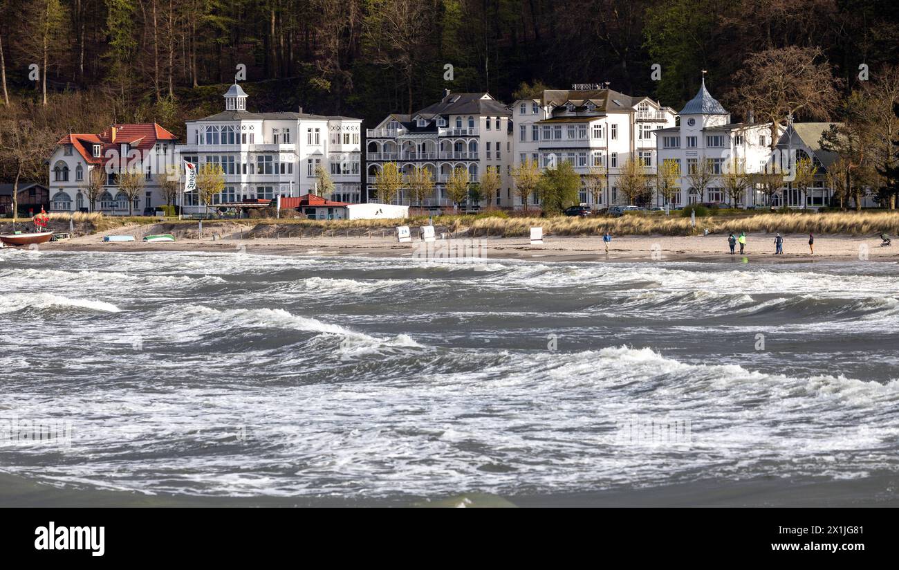 Fruehlingswetter auf Ruegen Wellen rollen auf den Ostseestrand in Binz ...