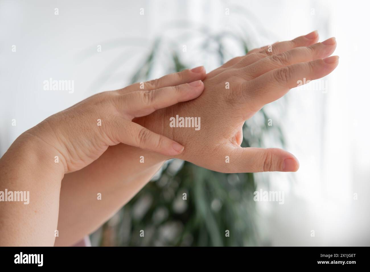 close-up hands elderly woman applying moisturizer, Aging and beauty ...
