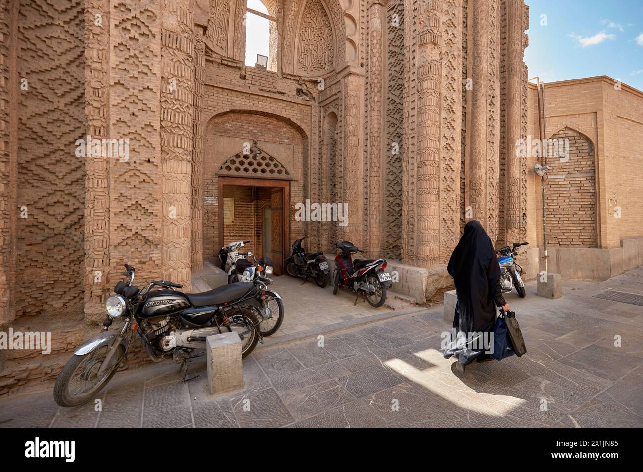 Iran isfahan woman chador hi-res stock photography and images - Alamy