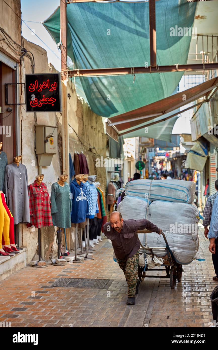 Man pulling cart hi-res stock photography and images - Alamy