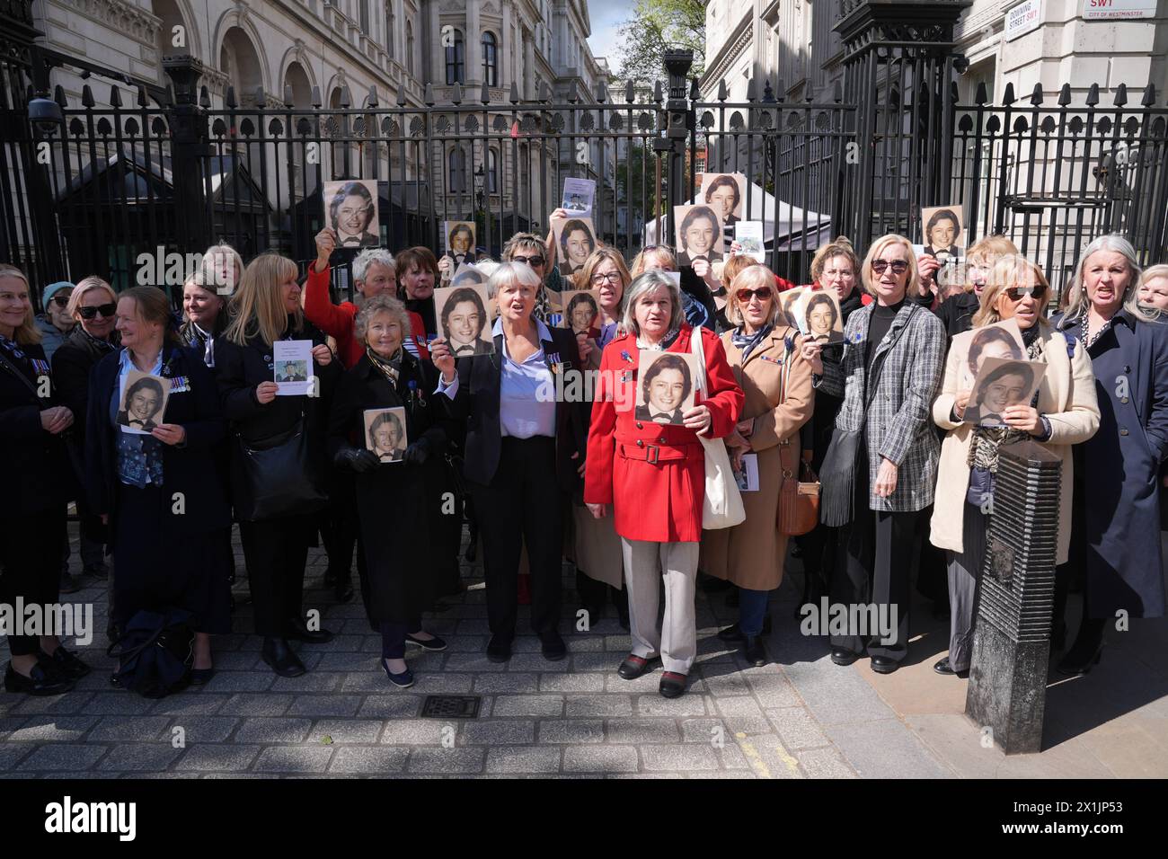 Colleagues of Pc Yvonne Fletcher hold photographs of her outside the ...