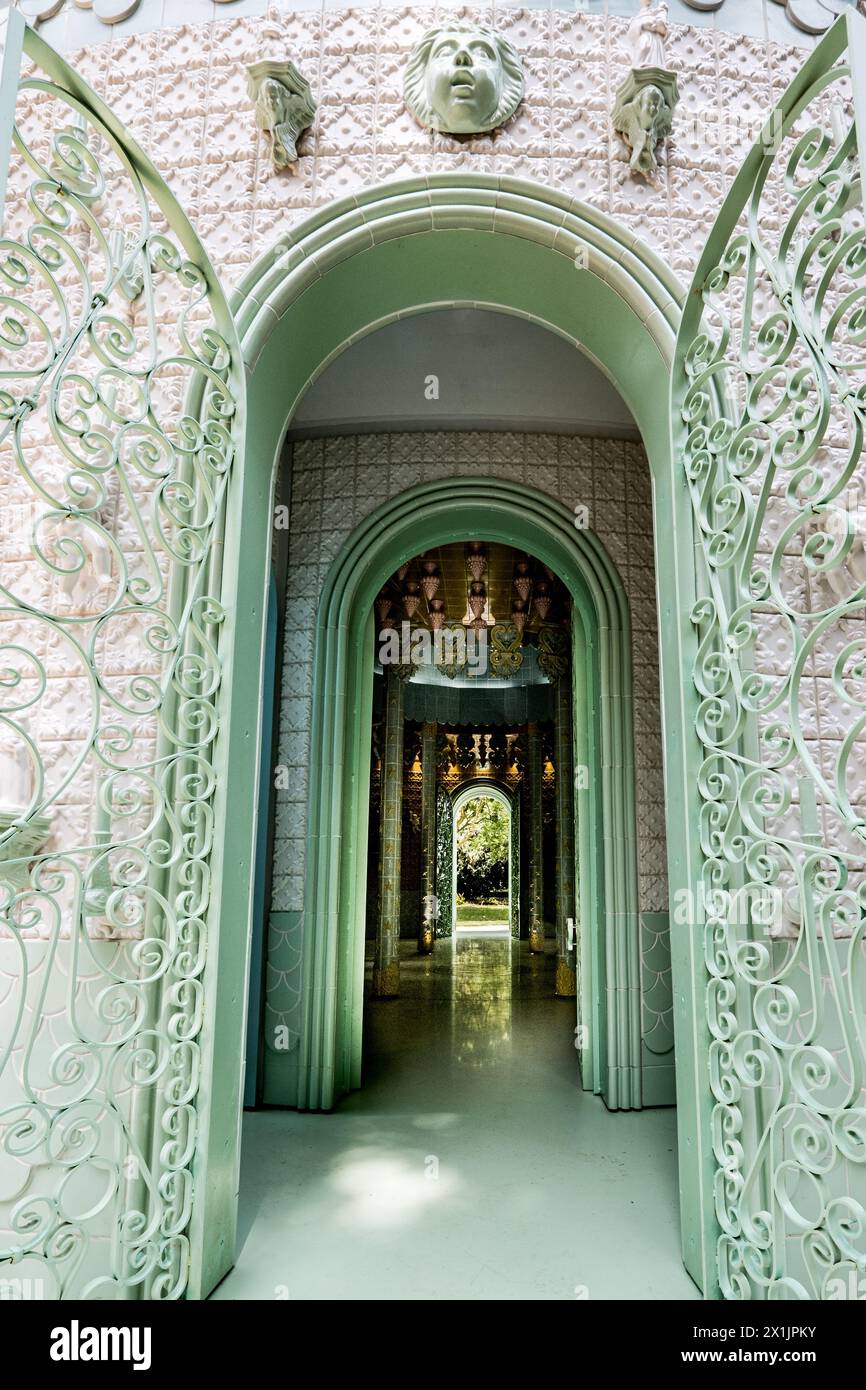 Waddesdon manor wedding cake installation hi-res stock photography and ...