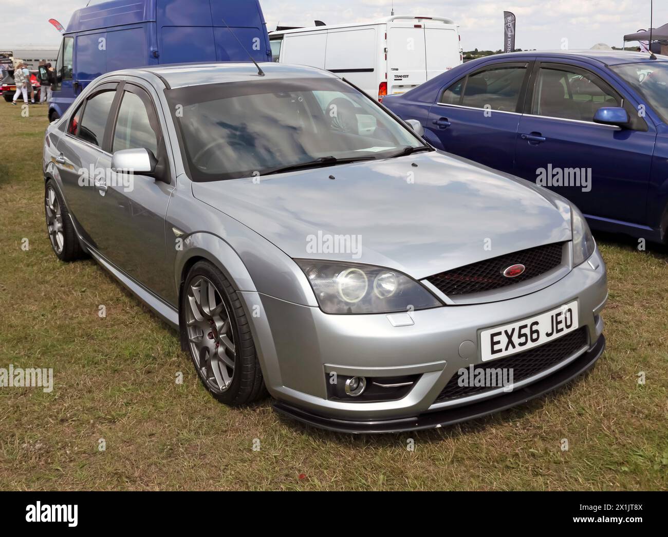 Three-quarters front view of a 2006, Silver, Ford Mondeo, on display at ...