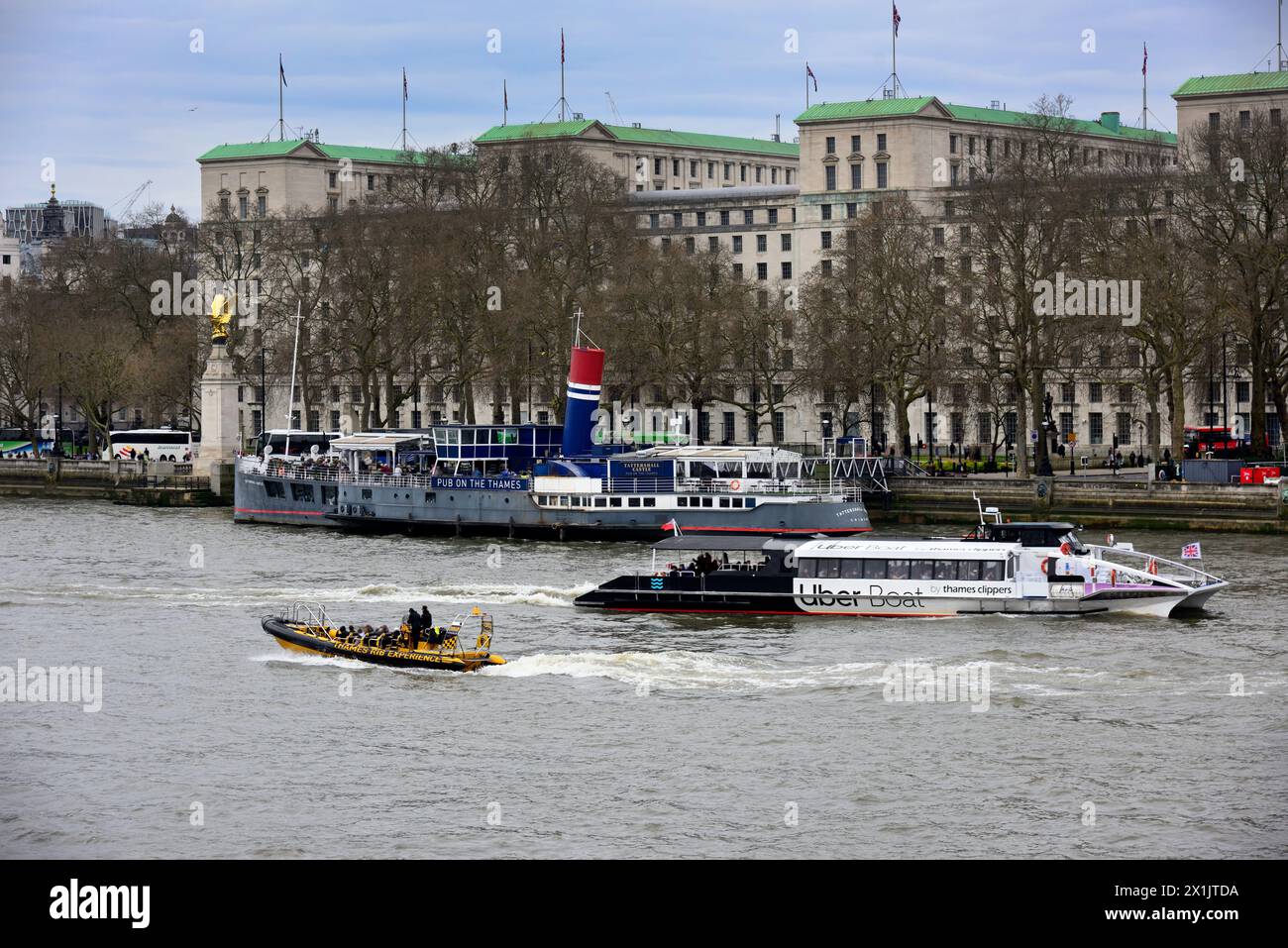 London riverboat hi-res stock photography and images - Alamy