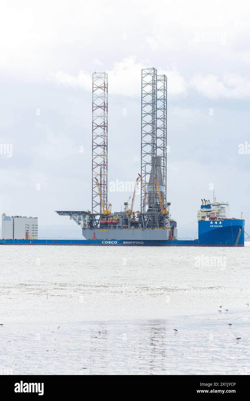 MV Xin Guang Hua is a semi-submersible heavy-lift ship operated by ...