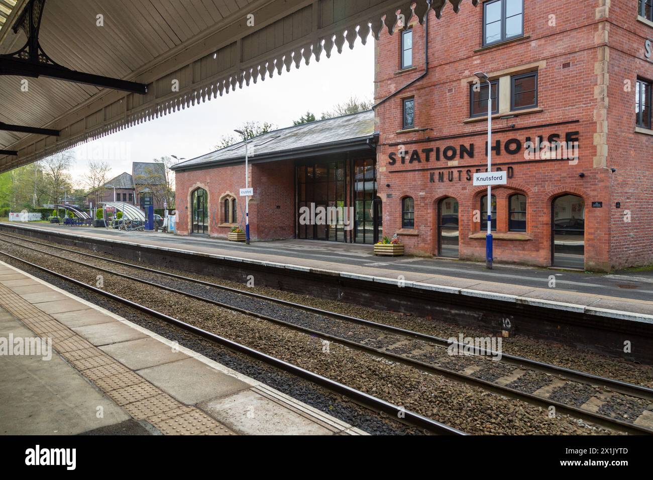Knutsford railway station Stock Photo - Alamy