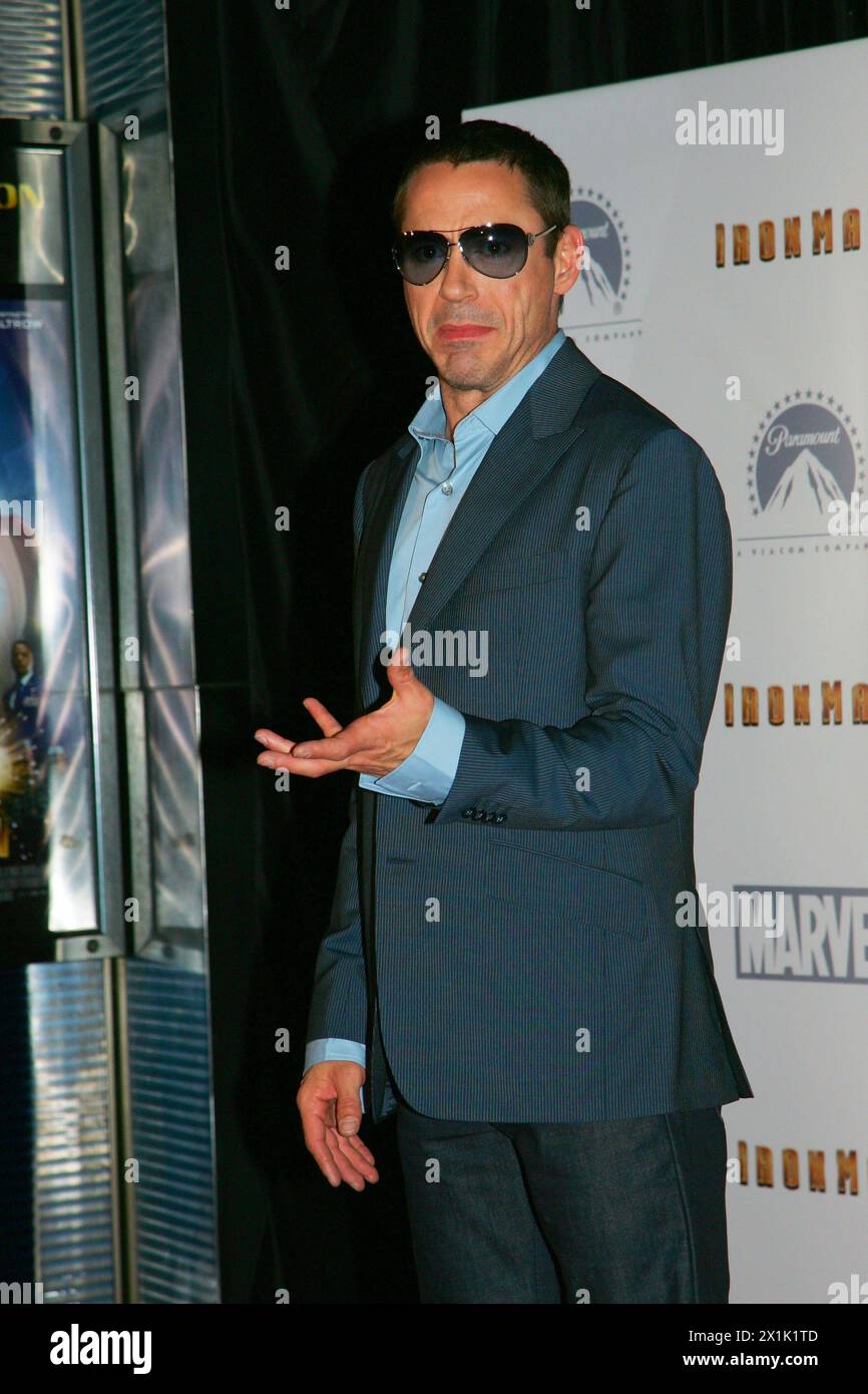 Robert downey junior sherlock holmes hi-res stock photography and images - Alamy