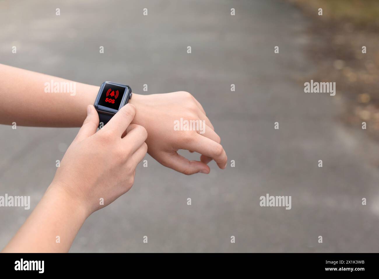 Runner using smartwatch jogging hi-res stock photography and images - Alamy