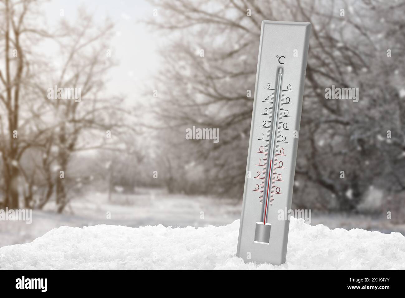 Thermometer showing temperature in snowy forest, winter weather Stock ...