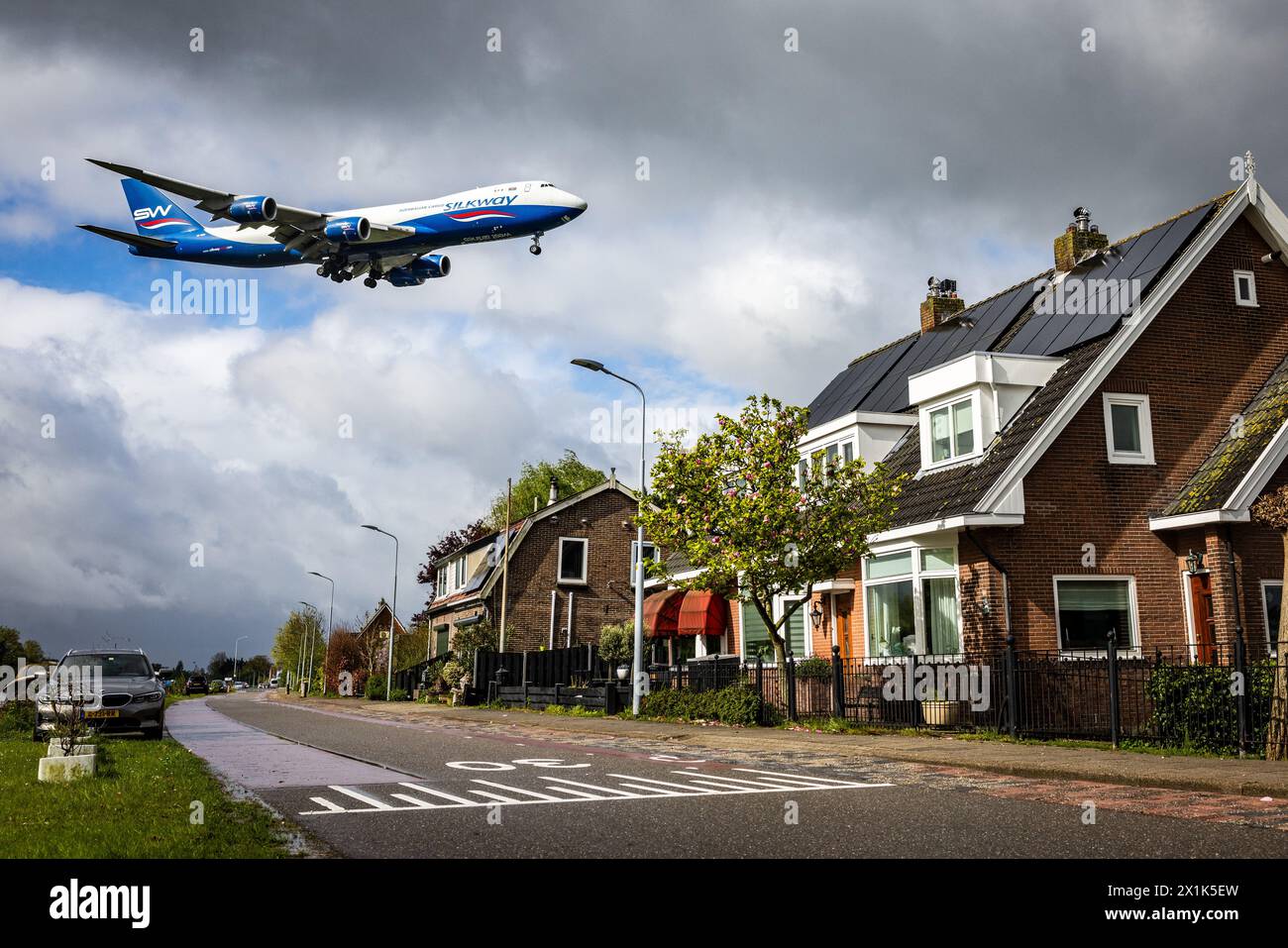 OUDE Meer - Airplanes fly low over homes on the Aalsmeerderdijk in Oude Meer during the landing ...