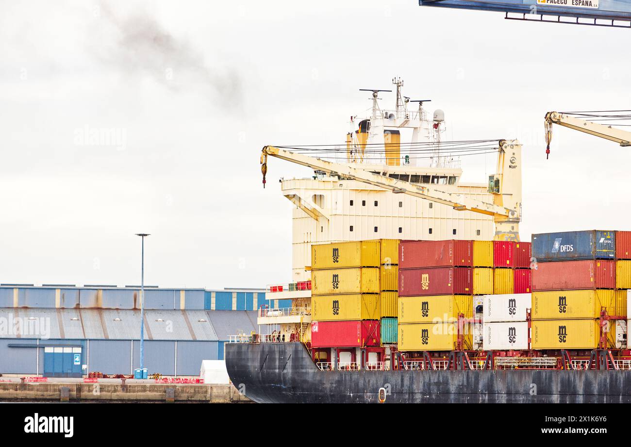 Containe ship hi-res stock photography and images - Alamy