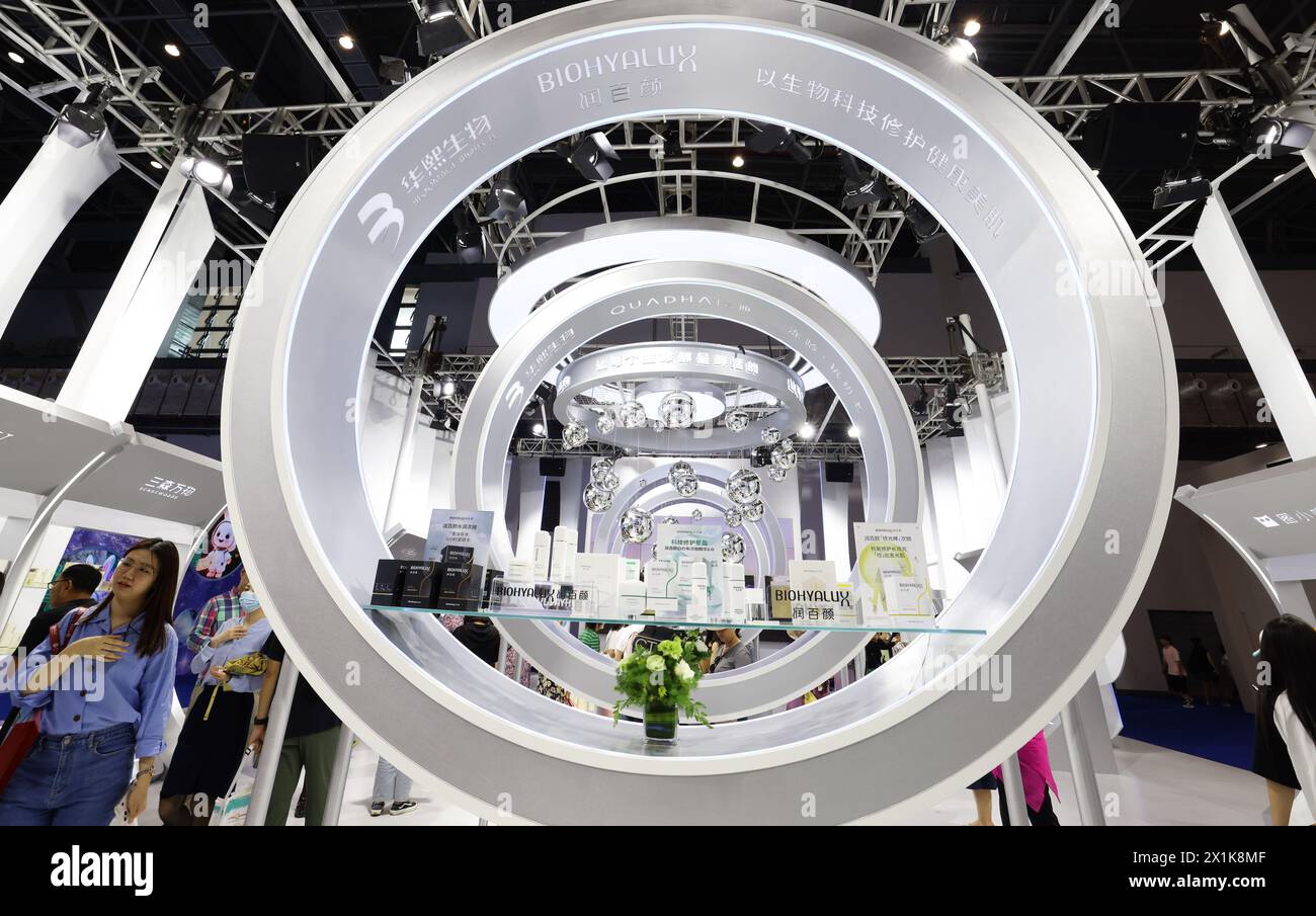 (240417) -- HAIKOU, April 17, 2024 (Xinhua) -- The booth of Bloomage ...