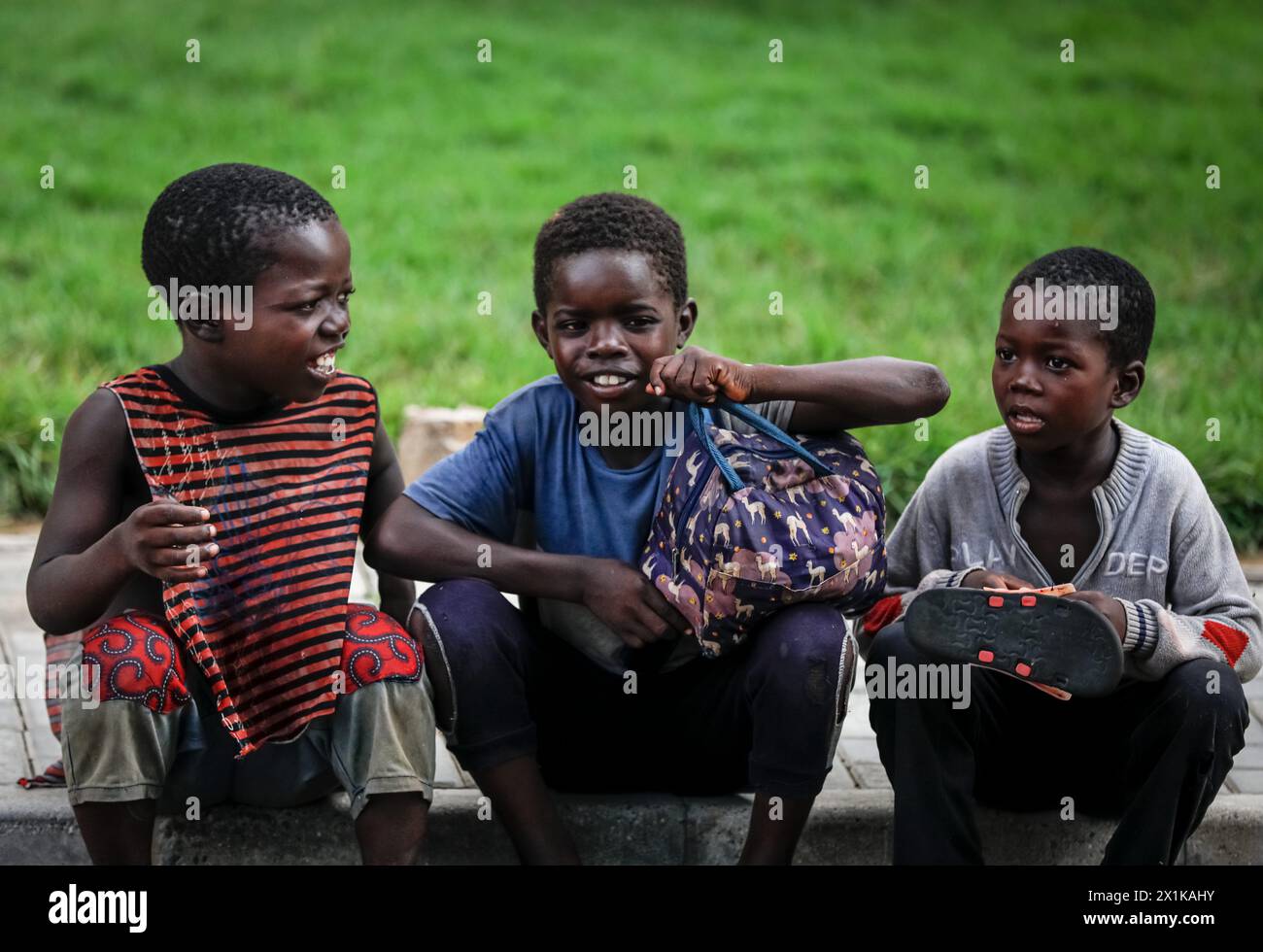 (240417) -- LUANDA, April 17, 2024 (Xinhua) -- Children are pictured at ...