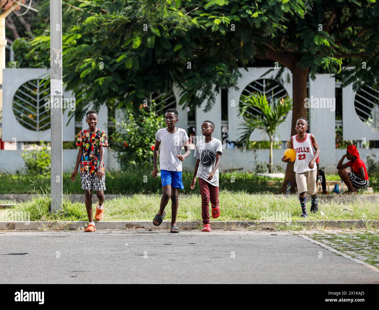 (240417) -- LUANDA, April 17, 2024 (Xinhua) -- Children play at the ...