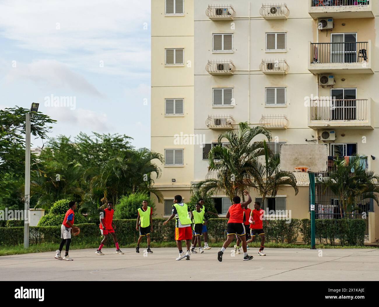 (240417) -- LUANDA, April 17, 2024 (Xinhua) -- Young people play ...