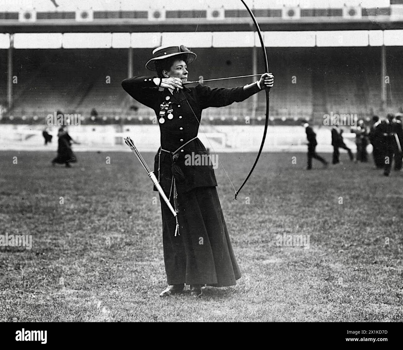 Beatrice Hill-Lowe, Irish archer, at the Summer Olympics - 1908 Stock ...