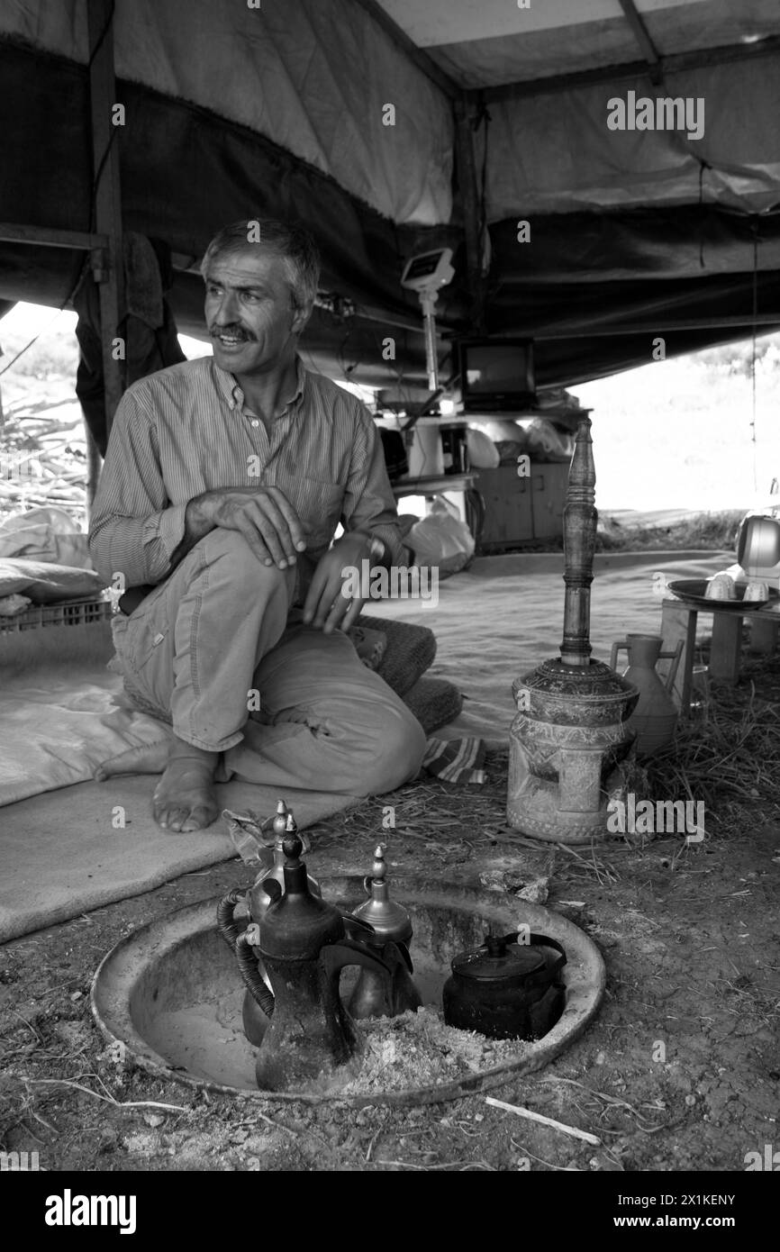 Bedouin coffee Black and White Stock Photos & Images - Alamy Bedouin coffee Black and White Stock Photos & Images - Alamy