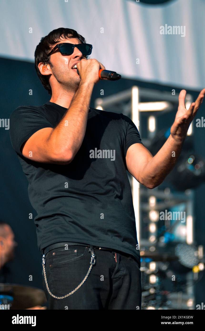 Example singer hi-res stock photography and images - Alamy
