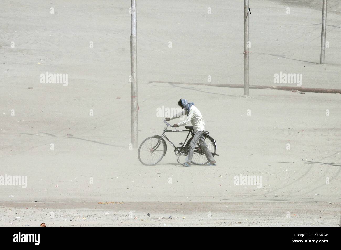 Prayagraj, India. 17 April 2024, A man braves heat wave like condition ...
