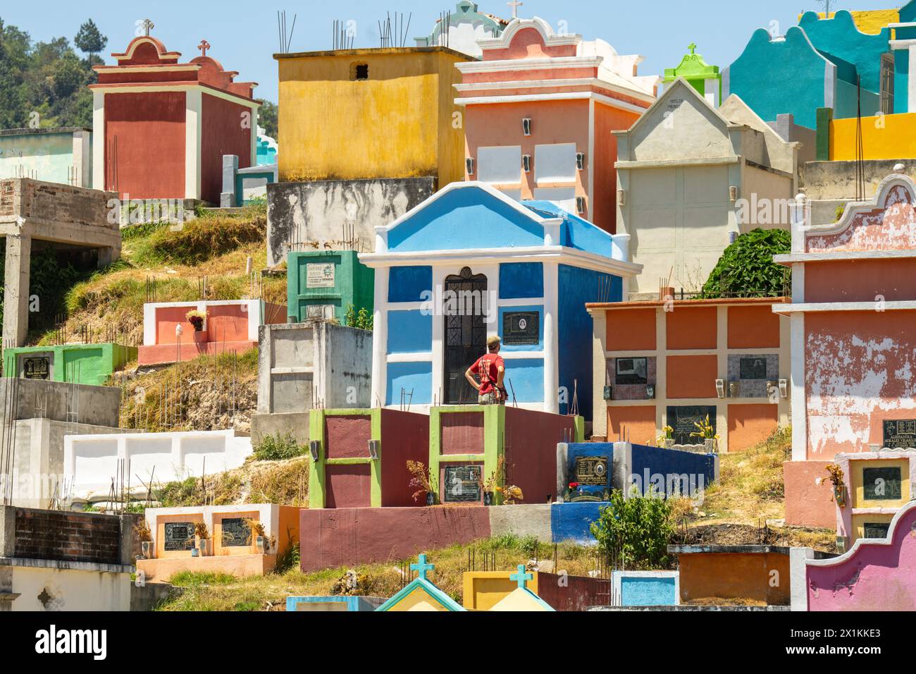 The colorful tombs and vaults of the Cementerio General in ...