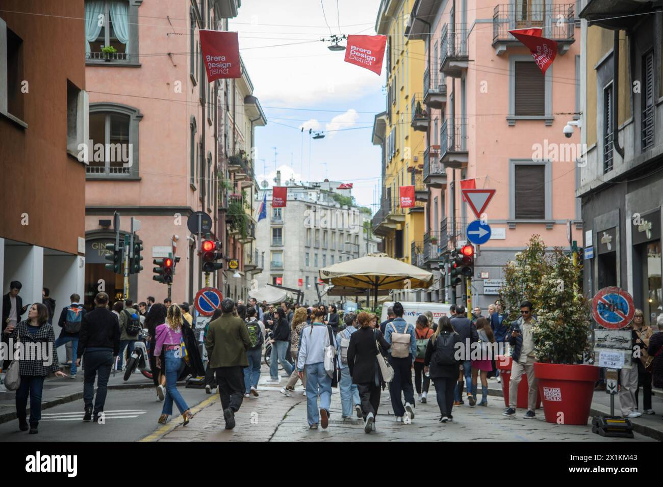 Folla in Brera per Fuorisalone Design Week 2024 - Mercoledì 17 Aprile ...