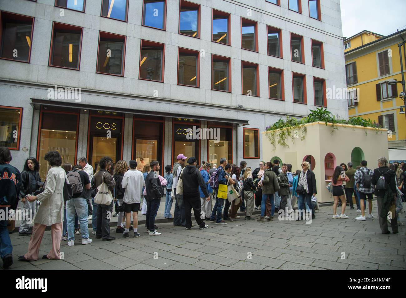 Folla in Brera per Fuorisalone Design Week 2024 - Mercoledì 17 Aprile ...