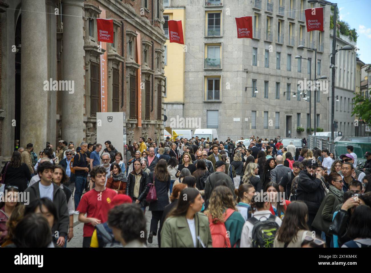 Folla in Brera per Fuorisalone Design Week 2024 - Mercoledì 17 Aprile ...