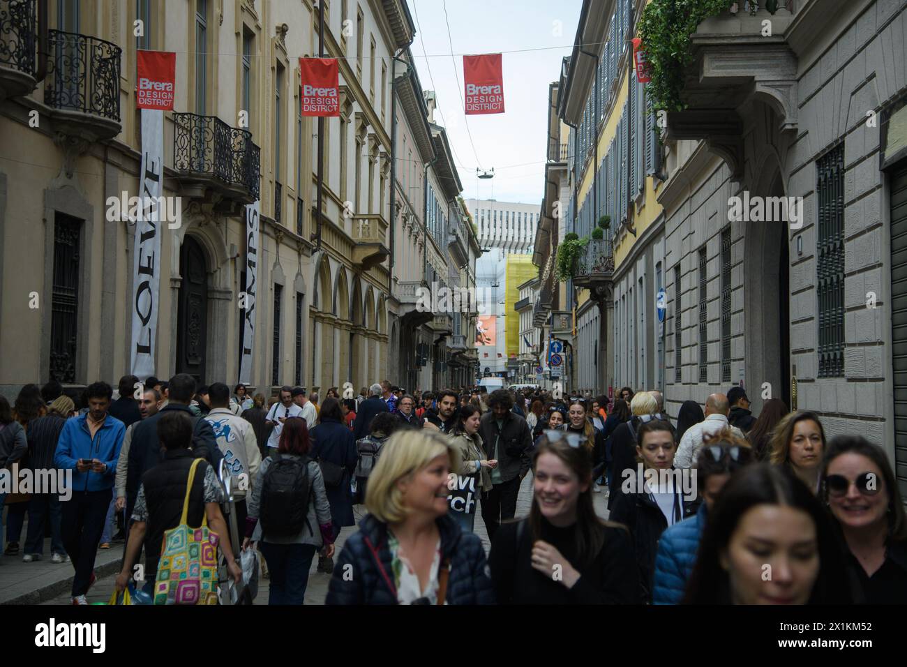 Folla in Brera per Fuorisalone Design Week 2024 - Mercoledì 17 Aprile ...