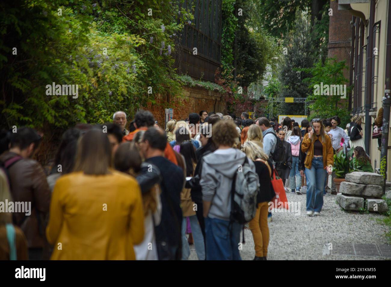 Folla in Brera per Fuorisalone Design Week 2024 - Mercoledì 17 Aprile ...