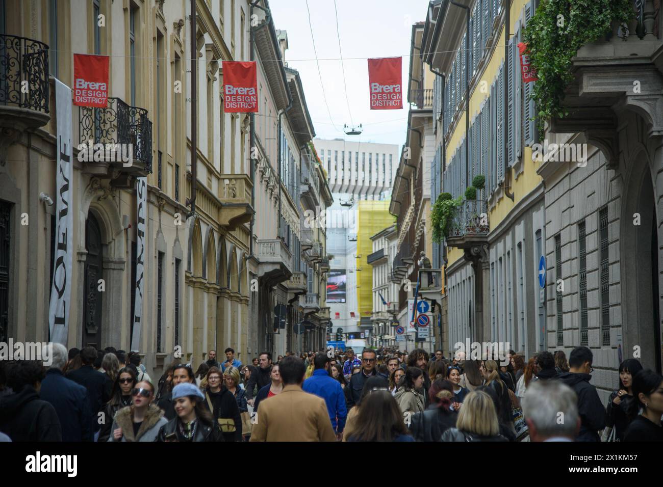 Folla in Brera per Fuorisalone Design Week 2024 - Mercoledì 17 Aprile ...