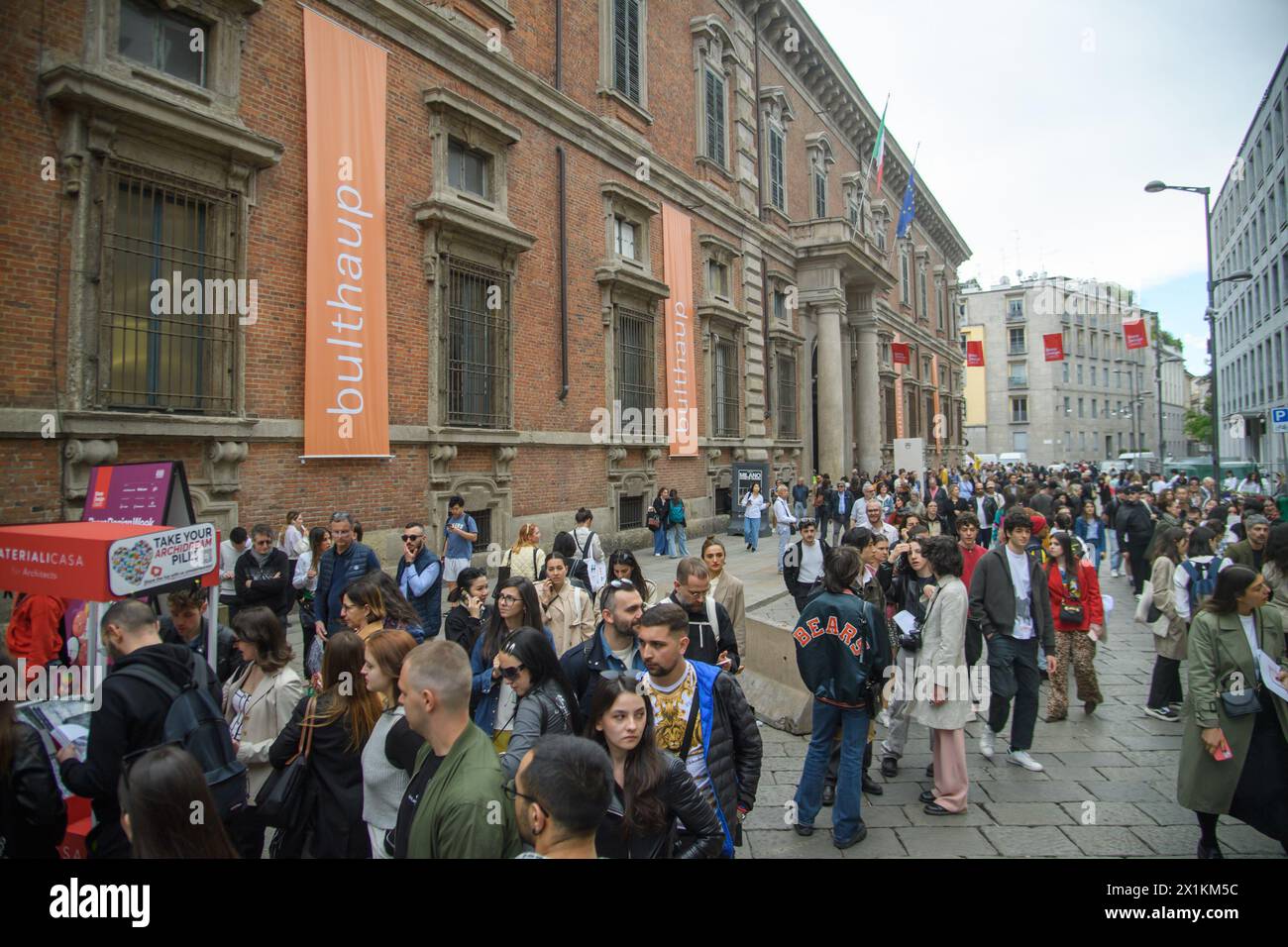 Folla in Brera per Fuorisalone Design Week 2024 - Mercoledì 17 Aprile ...