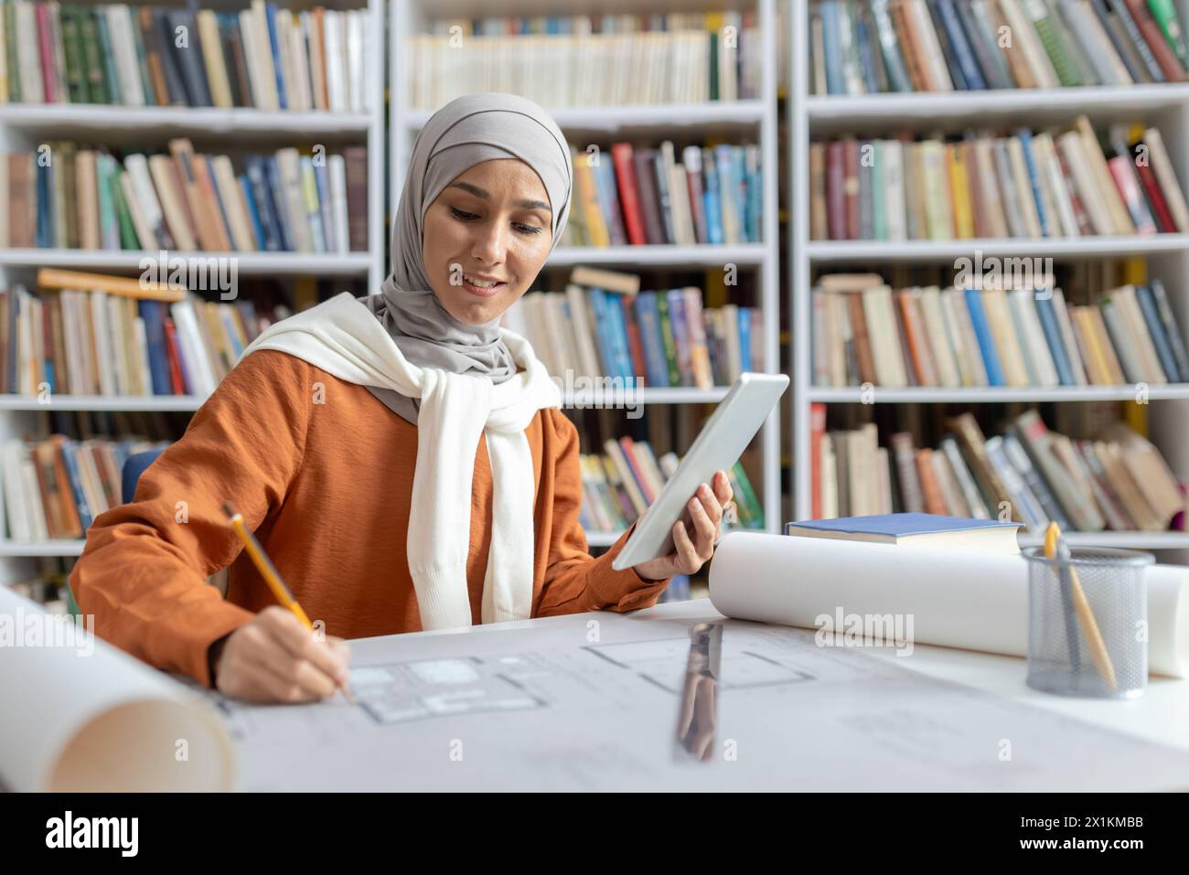 Female engineer reviews tablet hi-res stock photography and images - Alamy