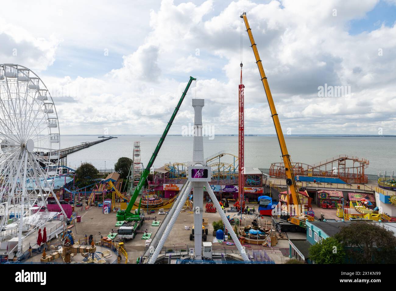 Drop tower hi-res stock photography and images - Alamy
