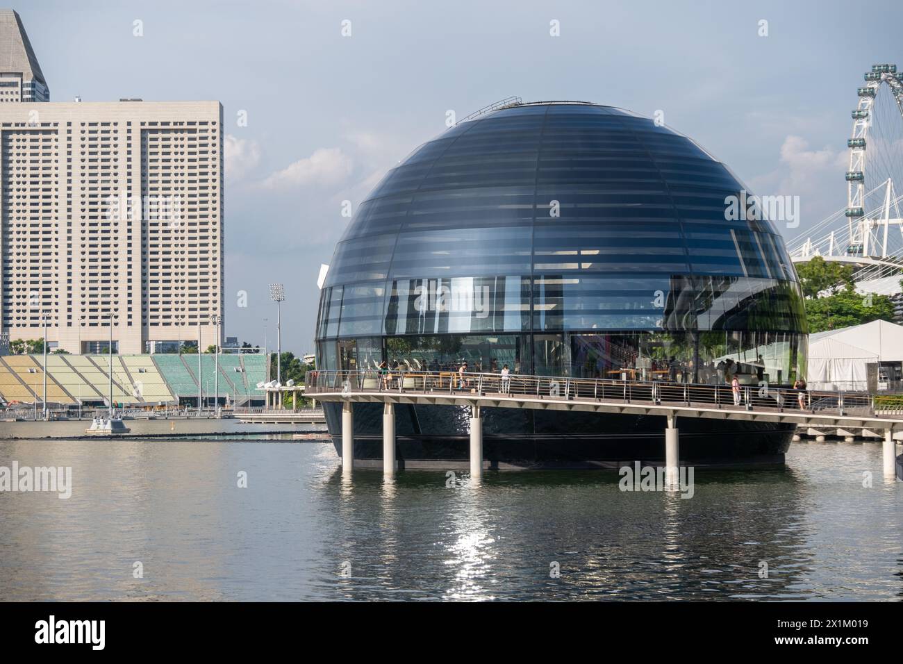 Singapore - 20 October 2022: Apple Marina Bay Sands with a view of ...