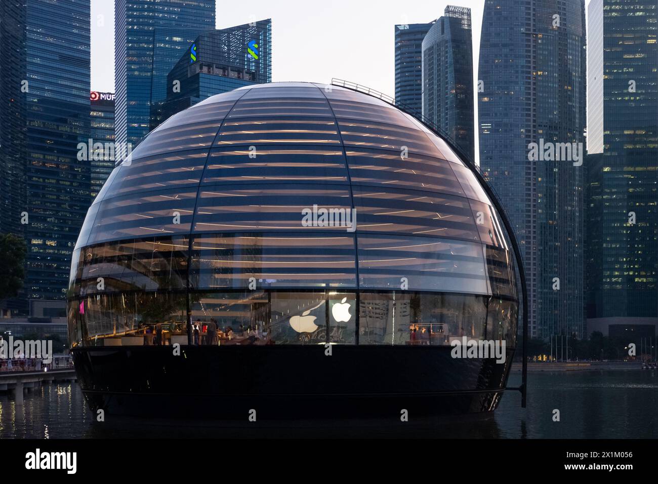 Singapore - 20 October 2022: Apple Marina Bay Sands with sunset sky ...