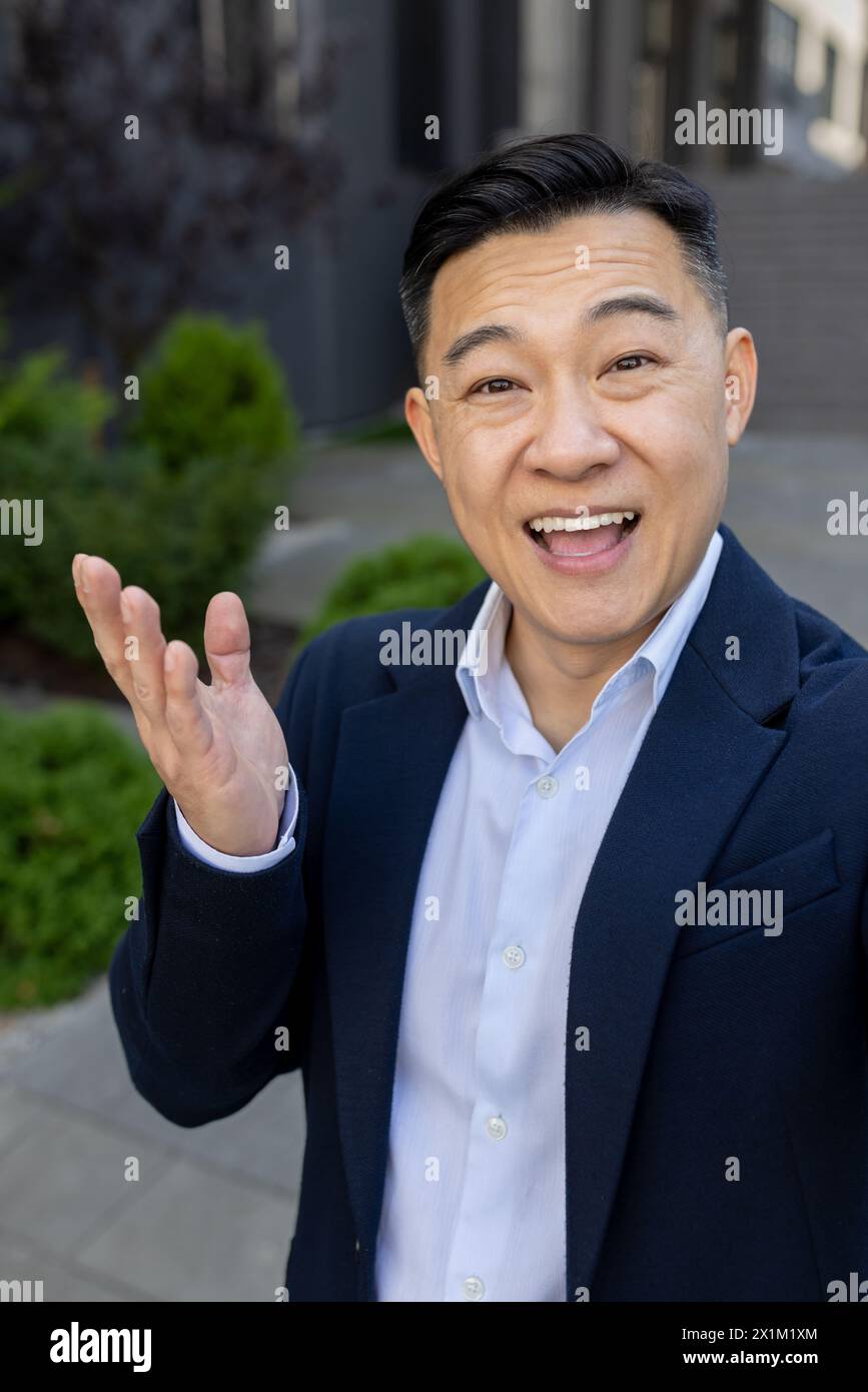 Vertical video young adult waving hi-res stock photography and images - Alamy