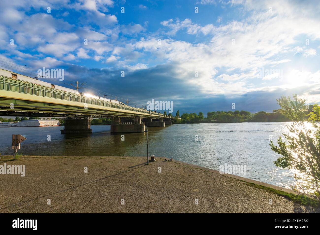 river Donau Danube, bridge U6-Donaubrücke Vienna 20. Brigittenau Wien ...