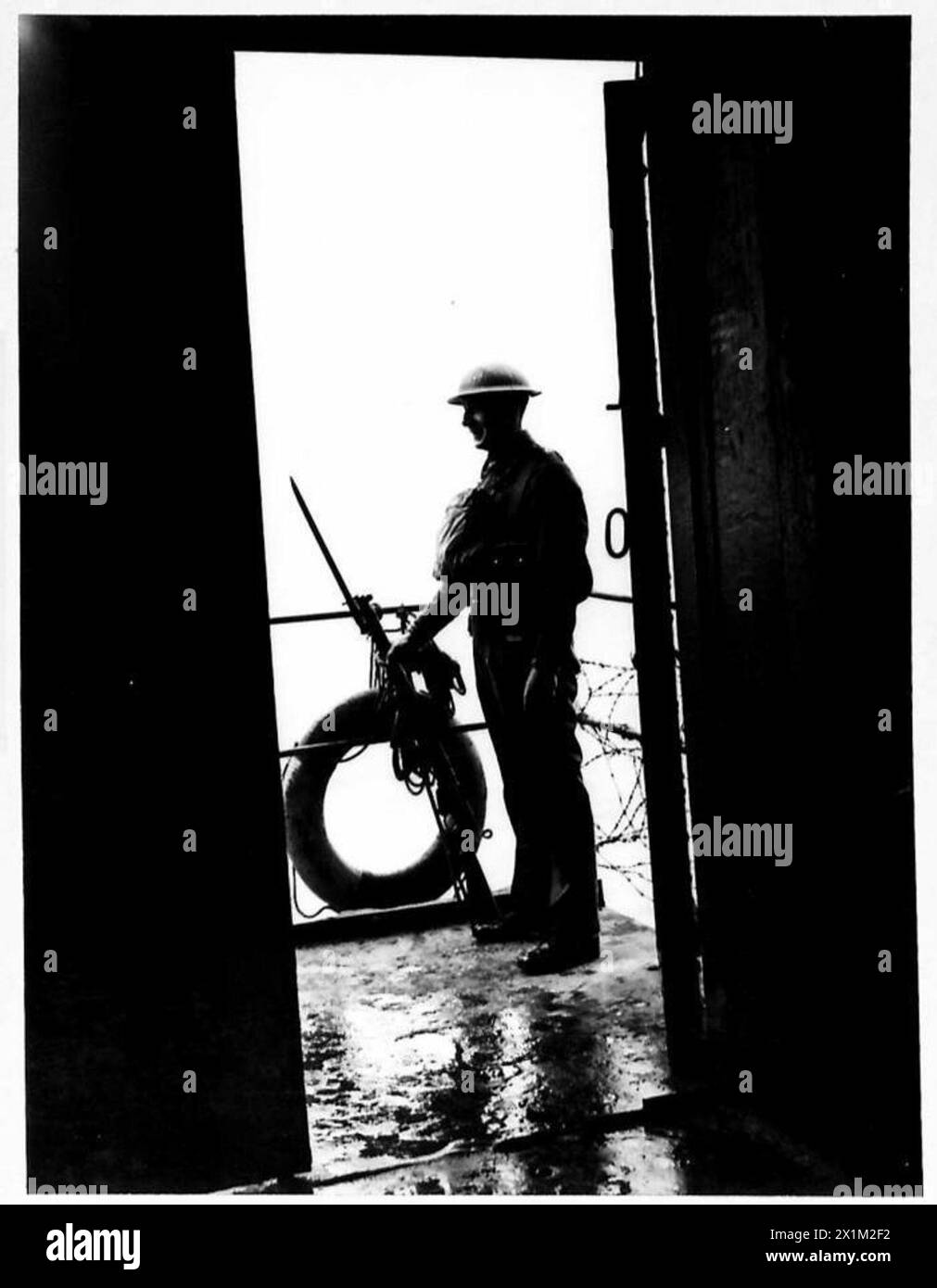 British army soldier stands Black and White Stock Photos & Images - Alamy