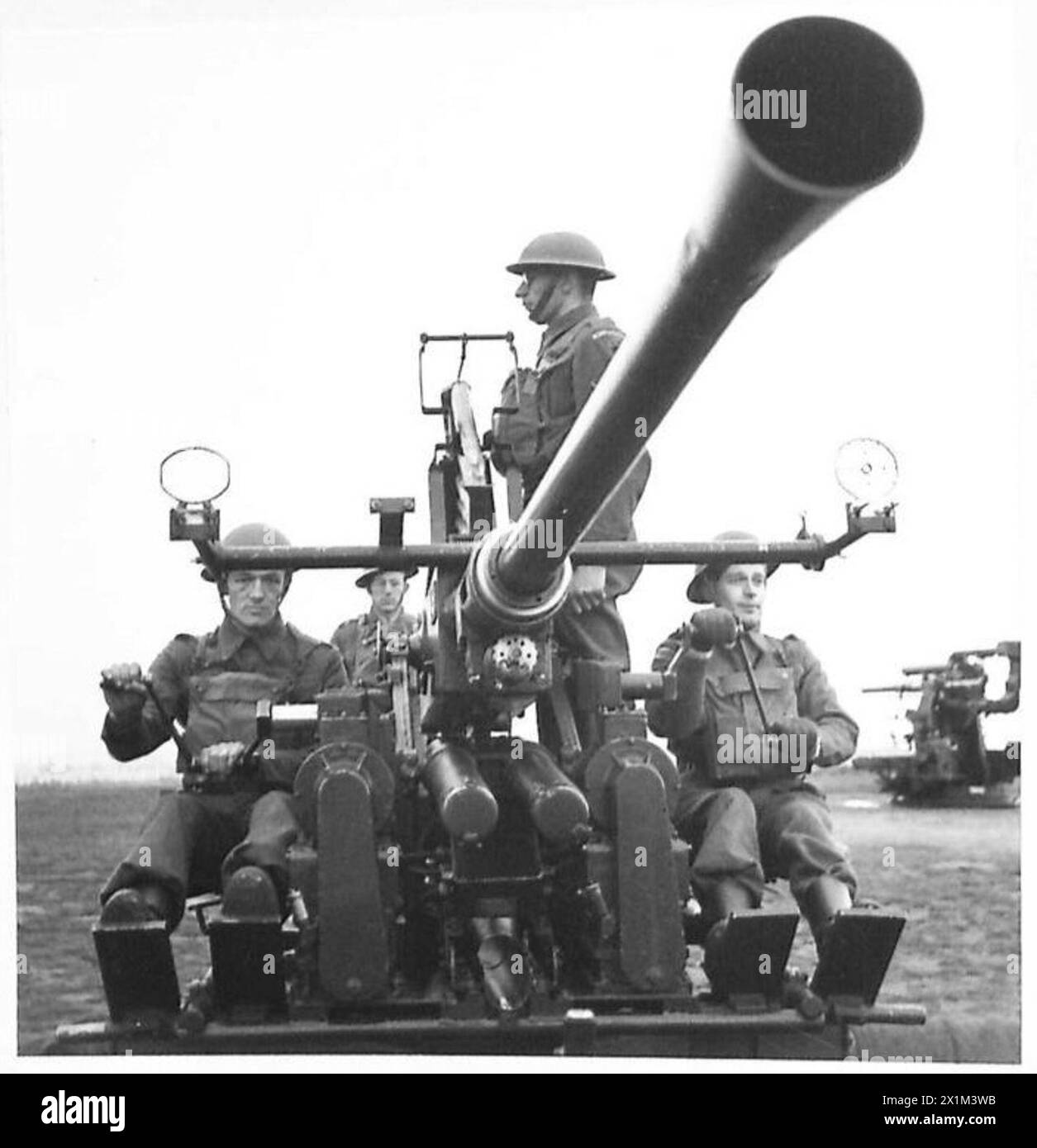 ON TARGET! - A Home Guard detachment manning a Bofors gun, British Army ...