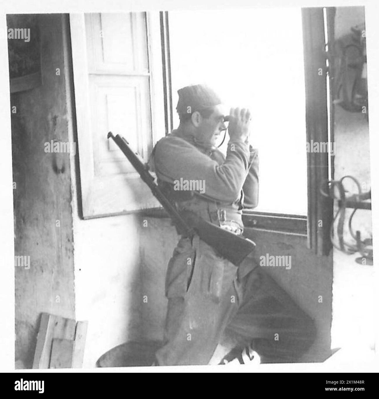 ITALY : EIGHTH ARMYRIVER SANGRO BATTLE - At an Observation Post over ...