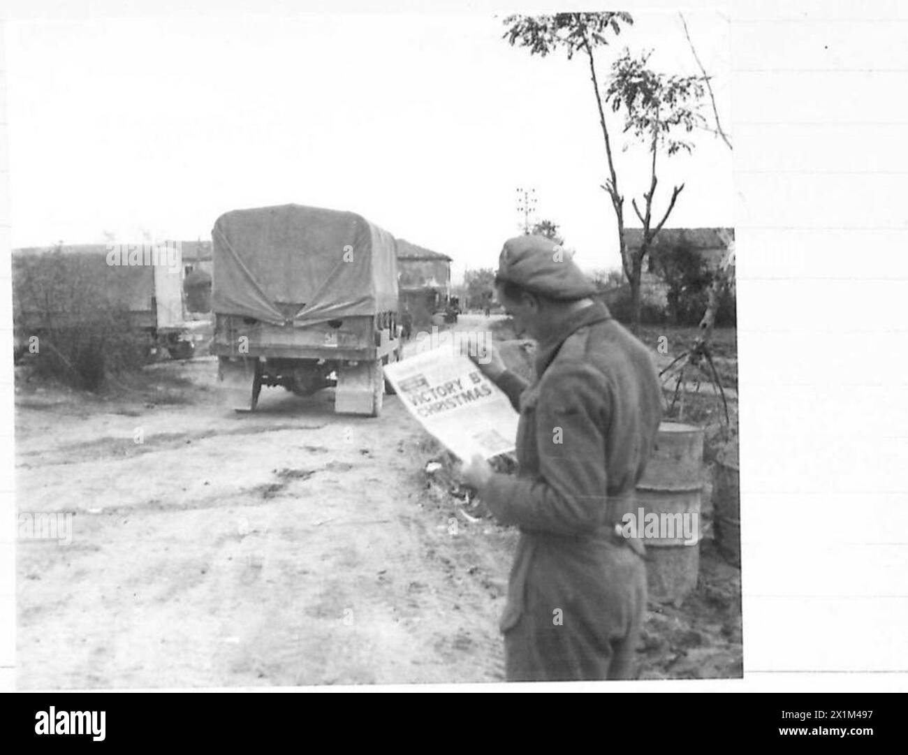 Soldier reading a newspaper Black and White Stock Photos & Images - Alamy