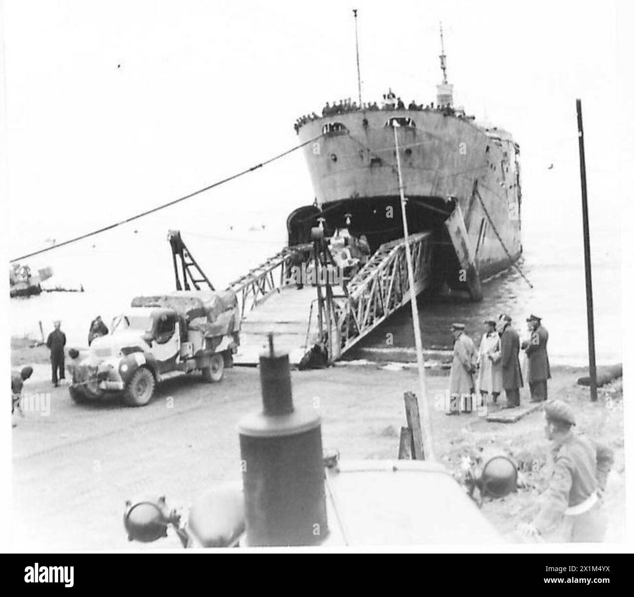 British army troops disembark hi-res stock photography and images - Alamy