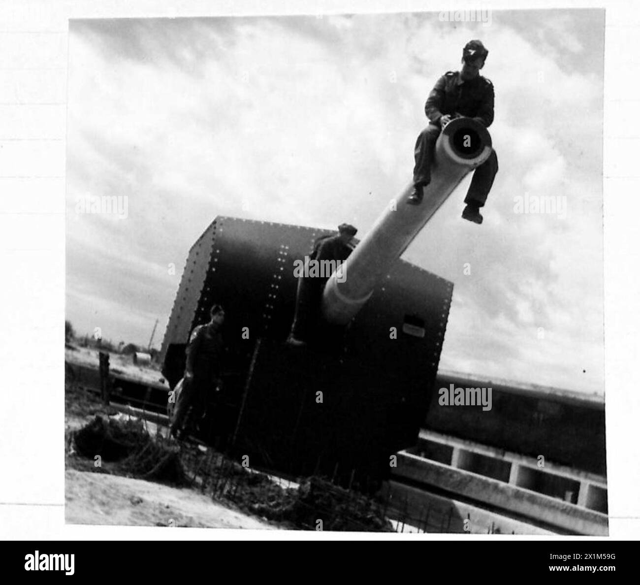 STRENGTHENING BRITAIN'S COAST DEFENCES - Men at work preparing the 8 ...